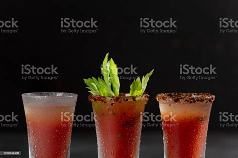 보드카와 토마토 주스를 곁들인 블러디 메리 알코올 칵테일 0명에 대한 스톡 사진 및 기타 이미지 0명 건강한 생활방식 검은색 Istock