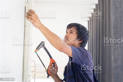 파이프를 톱질하는 장인 고객 집에 에어컨을 설치하는 기술자 에어컨 장치를 수리하는 젊은 수리공 유지 보수 및 수리 개념 30