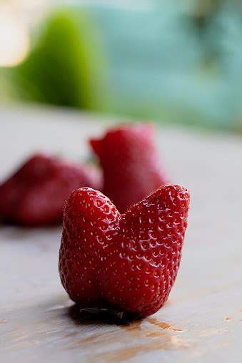 나무 배경에 이상한 재미 불완전한 신선한 육즙이 많은 딸기 특이한 유기농 딸기 트렌디 한 못생긴 음식 선택적 초점 과일에 대한 스톡 사진 및 기타 이미지 Istock