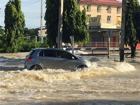 ระยองน้ำท่วมหนัก โรงเรียนสั่งปิดชั่วคราว 5 แห่ง