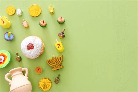 회전 상단과 도넛과 유대인 휴일 하누카 배경의 종교 이미지 계절에 대한 스톡 사진 및 기타 이미지 계절 도넛 드레이델