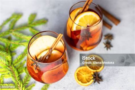 계피 스틱 아니스 및 신선한 과일을 곁들인 뜨거운 겨울 향기로운 Mulled 와인 잔 전통적인 계절 음료 멀드 와인에 대한 스톡 사진 및 기타 이미지 Istock