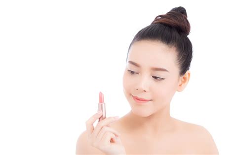 흰색 배경에 고립 된 입의 립스틱으로 메이크업을 적용하는 초상화 아시아 여성의 아름다움 행복한 스킨 케어 및 화장품 개념으로 입술에 아름다운 소녀 건강한 생활방식에 대한