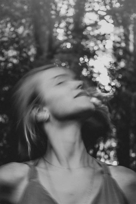 고독한 고립된 고요한 관념적인 교활한 꽃 꽃잎 단색 단순한 대조 들판 몽환 미니멀리스트 미술 보케 부드러운 부드러운 배경 블랙 앤 화이트