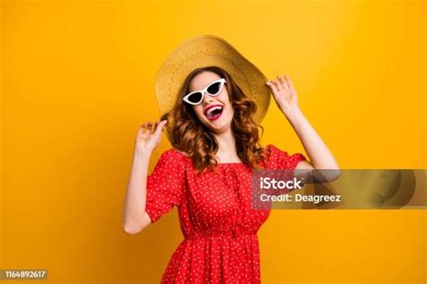 예쁜 여자 온 풀 파티 이국적인 리조트 착용 빨간 드레스 태양 사양 과 모자 고립 된 노란색 배경 곱슬 머리에 대한 스톡 사진 및 기타 이미지 Istock