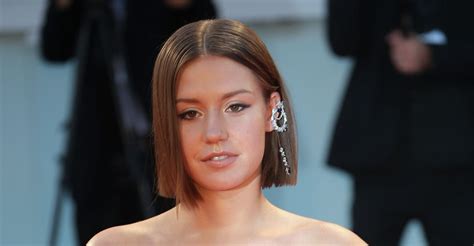 Blue Is The Warmest Colour Star Dishes On The Films Controversial