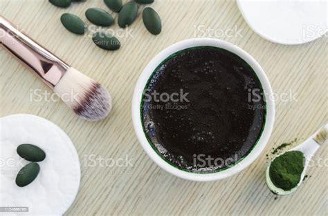 Spirulina는 작은 흰색 그릇에 얼굴 마스크입니다 자연 치료입니다 보기 상위 공간을 복사 합니다 0명에 대한 스톡 사진 및 기타 이미지 Istock
