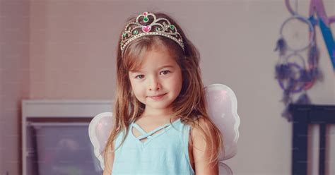 집에서 요정 공주를 연주하는 귀여운 사랑스러운 예쁜 옷을 입은 미취학 소녀 어린이 창의력 상상력과 판타지 꿈 개념 요정이나 엘프를 가장하는 왕관을 쓴 아름다운 백인 아이