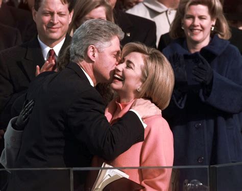 Hillary Y Bill Clinton Jóvenes Jugando Voleibol La Hija De Bill Y