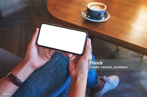 테이블에 커피 컵빈 흰색 데스크톱 화면휴대 전화를 들고 있는 여성 30 34세에 대한 스톡 사진 및 기타 이미지 30 34세 검은색 공란 Istock