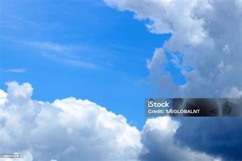 여름의 상쾌하고 맑고 푸른 하늘에 뇌우가 다가오는 듯한 기분을 느끼게 하는 흐르는 구름과 질감이 아름답게 대조됩니다 0명에 대한 스톡 사진 및 기타 이미지 Istock