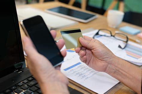 여자 온라인 쇼핑을 위한 스마트 휴대 전화를 사용 하 여 신용 카드를 들고 인터넷에서 사업가 구매 제품 은행 웹사이트에 납부금을 구매에 대한 스톡 사진 및 기타 이미지