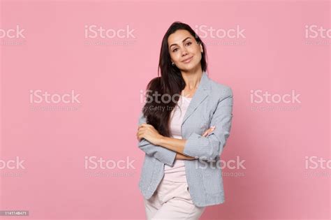 스튜디오에서 분홍색 파스텔 벽 배경에 고립 된 손을 잡고 접힌 줄무늬 재킷에 매력적인 젊은 여자를 웃 고의 초상화 사람들은