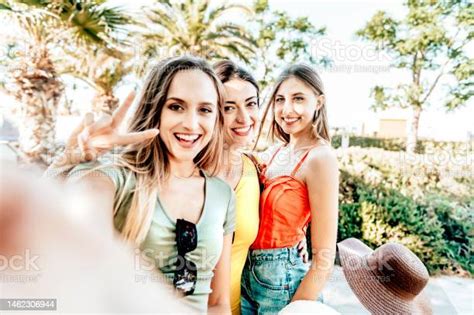 휴일에 걷는 동안 셀카를 찍는 세 명의 즐거운 쾌활한 소녀 도시를 정복할 준비가 된 행복한 미소 짓는 여자 친구들 미친 감정 행복한 휴가 및 쇼핑의 날 라이프스타일 개념