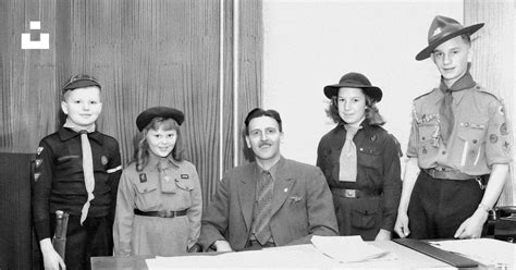 제복을 입은 사람들의 흑백 사진 사진 Unsplash의 무료 오래 된 초상화 이미지