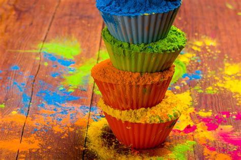 홀리 컬러 파우더 홀리 페스티벌을 위한 그릇에 담긴 유기농 굴 랄 색상 힌두교의 전통 축제 블루 핑크 마젠타 오렌지 노란 홀리 나무 책상 배경에 건조 페인트 가까운에 대한