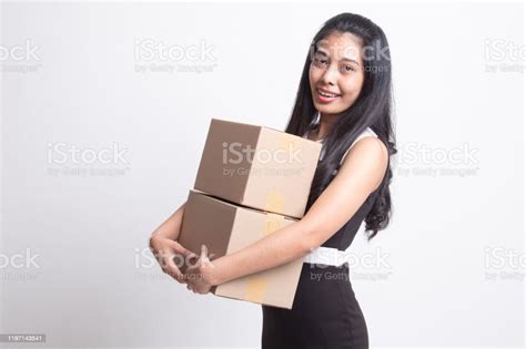 배달 재배치 및 포장 을 풀다 골판지 상자를 들고 젊은 아시아 여성 귀여운에 대한 스톡 사진 및 기타 이미지 귀여운 나름 명랑한 Istock
