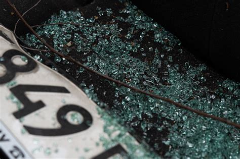 형사 사건 자동차 해킹 자동차의 왼쪽 창문이 깨졌습니다 거울에 대한 스톡 사진 및 기타 이미지 거울 교통사고 충돌 사고 교통수단 Istock