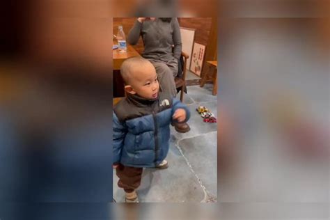 萌娃跟着爷爷喝酒后竟然学会了划拳 萌娃 爷爷