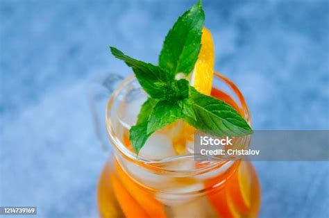 아이스 티 의 사진 레몬 슬라이스와 민트와 신선한 아이스 티 상쾌한 추운 여름 음료 공간을 복사합니다 0명에 대한 스톡 사진 및 기타 이미지 Istock