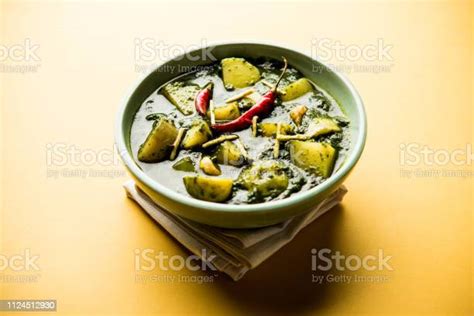 알루 Palak Sabzi 또는 시금치 감자 카레 그릇에 제공 됩니다 인기 있는 인도 건강 한 레시피 선택한 감자 요리에 대한 스톡 사진 및 기타 이미지 Istock