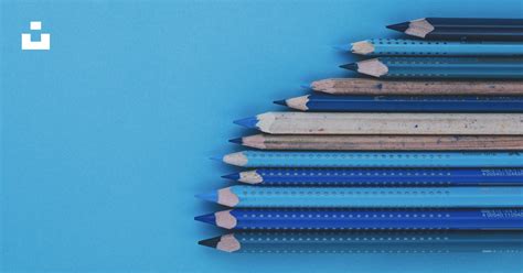 청록색 표면에 파란색과 흰색 연필 사진 Unsplash의 무료 에를랑겐 이미지
