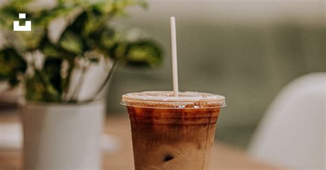 갈색 액체로 채워진 뚜껑이 있는 일회용 컵 사진 Unsplash의 무료 커피 이미지