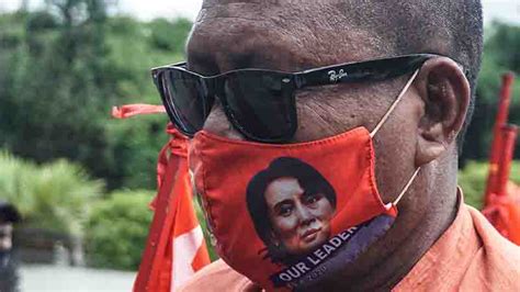 Dvb ၇၃ နှစ်မြောက်အာဇာနည်နေ့တွင် ဗိုလ်ချုပ်ကြေးရုပ်ကို ပြည်သူများ လာရောက်ဂါရဝပြု ဓာတ်ပုံ