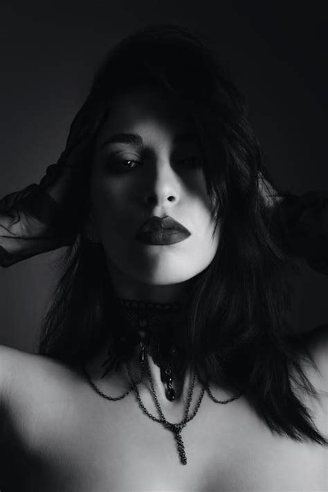 여성의 극적인 흑백 초상화 · 무료 스톡 사진