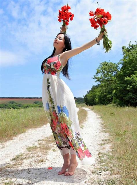鮮花艷麗赤腳美女 每日頭條