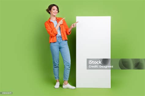 예쁜 긍정적 인 숙녀 옷을 입은 청바지 셔츠의 전체 길이 사진 보여주는 현대 가제트 빈 공간 고립 된 녹색 배경 25 29세에 대한 스톡 사진 및 기타 이미지 Istock