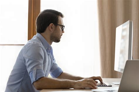 온라인 프로젝트에서 Pc 작업을 사용하여 안경에 심각한 사업가 전자메일에 대한 스톡 사진 및 기타 이미지 전자메일 데스크탑 컴퓨터 사람들 Istock