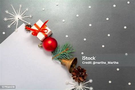 2021 년 새해 크리스마스 장식 플랫 레이 선물 상자 빨간 공 가문비 나무 분기 파인콘 벨 눈송이 행 상단 보기 구리에 대한 스톡 사진 및 기타 이미지 Istock
