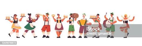 맥주 머그잔 옥토버 페스트 파티 축하 컨셉을 들고 세트 믹스 레이스 웨이터 10월에 대한 스톡 벡터 아트 및 기타 이미지 10월 Film Festival 가공의 인물