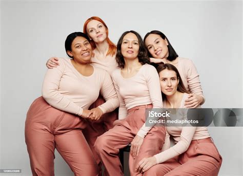 흰색 배경에 함께 서서 서로 다른 인종과 연령대의 실제 여성을 미소의 초상화 4 명에 대한 스톡 사진 및 기타 이미지 4 명