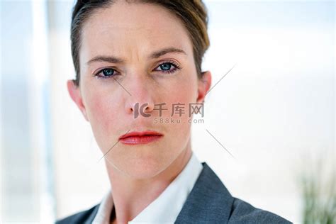 凝视照相机的女商人高清摄影大图 千库网