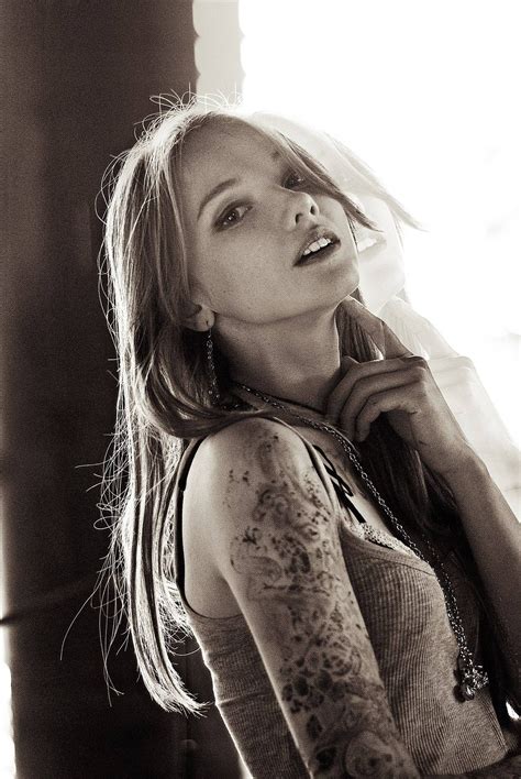 배경 화면 화이트 검은 단색화 빨간 머리 초상화 긴 머리 사진술 유행 사람 올레 시야 카리 토노 바 소녀 아름다움 눈 여자 레이디 금발 헤어