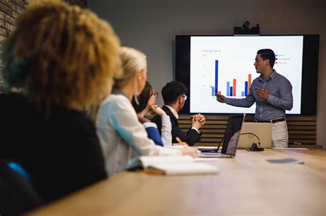 프리젠 테이션을 들고 평면 화면 Tv에 슬라이드 쇼를 가리키는 젊은 사업가 그래프에 대한 스톡 사진 및 기타 이미지 그래프 프리젠테이션 연설 20 24세 Istock