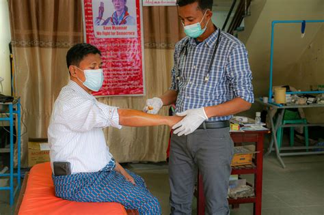 Dvb မန္တလေး မြန်မာ့စီးပွားရေးဘဏ်ခွဲ ၁ ရှေ့ ပစ်ခတ်မှုတွင် ဒဏ်ရာရသွားသည့် ပြည်သူများ ဓာတ်ပုံ