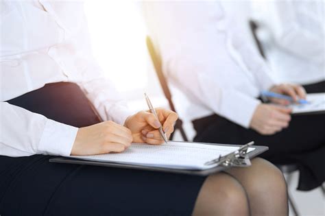 비즈니스 사람들이 회의에서 부품 또는 훈련 사무실에서 클로즈업 자에 앉아서 큐 또는 회의에 같은 노트를 만드는 여자 교육에 대한 스톡 사진 및 기타 이미지 Istock