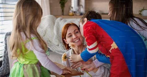 집에서 선물을 받는 의상을 입은 어린 아이들의 어머니 사진 Unsplash의 슈퍼 영웅 이미지