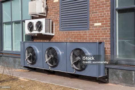 건물 측면에 조립 된 에어컨 시스템 외부 냉각 시스템 단위 장치 압축기 는 외부에 설치합니다 실내에서 열과 습기를 제거하기위한 응축 장치 0명에 대한 스톡 사진 및 기타