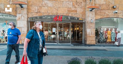 녹색 공장 근처에 서 있는 파란색 폴로 셔츠를 입은 남자 사진 Unsplash의 무료 네덜란드 이미지