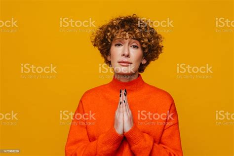 노란 배경 위에 고립된 기도 제스처를 만드는 성숙한 여자 감정에 대한 스톡 사진 및 기타 이미지 감정 곱슬 머리 기도하기 Istock
