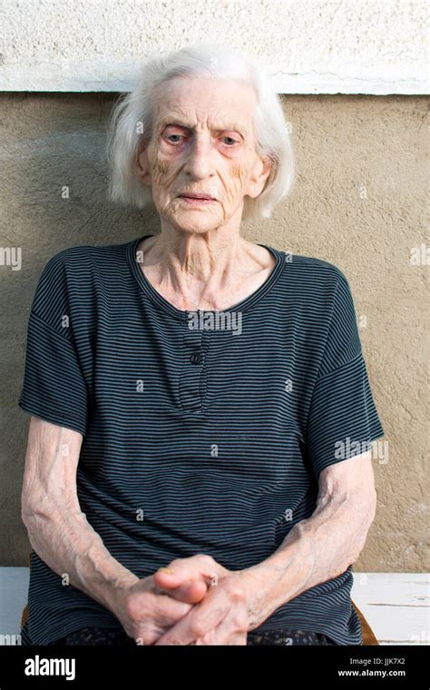 Alte Oma Fotos Und Bildmaterial In Hoher Aufl Sung Alamy