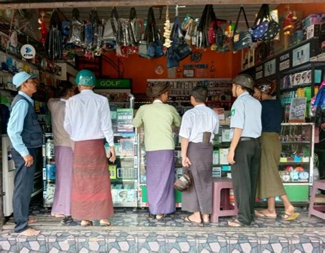 ကျိုက်လတ်၌ မိုဘိုင်းဖုန်းအရောင်းဆိုင်များအား မြို့နယ်တရားမဝင်ကုန်သွယ်မှု တိုက်ဖျက်ရေး အထူးအဖွဲ့