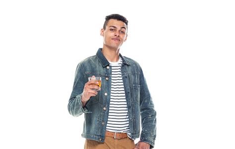 2029세의 어른 잘생긴 사람 키가 큰 아프리카 민족 아프리카계 미국인 남성 젊은 남성 1인 풀 길이 전면 웨스트 업 1인 전면 웨스트 업 데님 재킷을 입고 시원한 자세