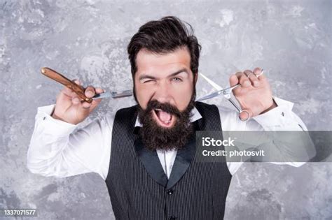 최고의 이발 복고풍 면도기와 재미 이발사 이발소 헤어 살롱 가위에 대한 스톡 사진 및 기타 이미지 가위 갈색 머리