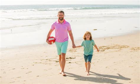 Feliz Pai E Filho Caminham Na Praia De Verão Com A Família De Bolas
