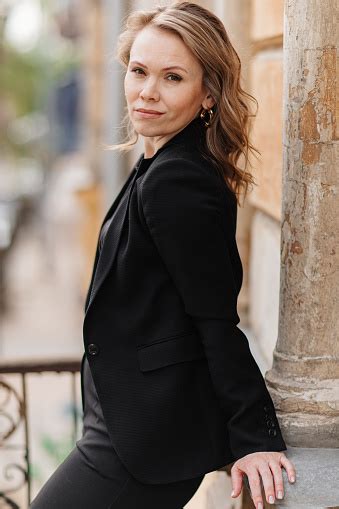 오래된 건물의 발코니에 검은 양복을 입은 아름답고 자신감 있는 여성 개념에 대한 스톡 사진 및 기타 이미지 개념 건물 외관 검은색 Istock